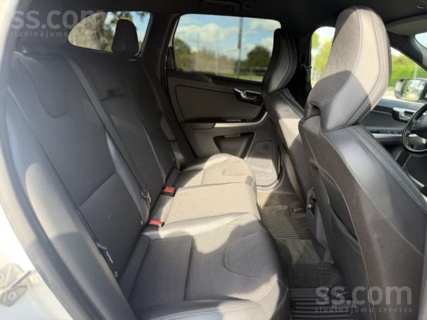 White Volvo XC60 2016 in Ogre, with an engine capacity of 2.40 L and mileage of 279 thousand km for 13150 €, photo 10 on AUTOMOTO.COM.LV