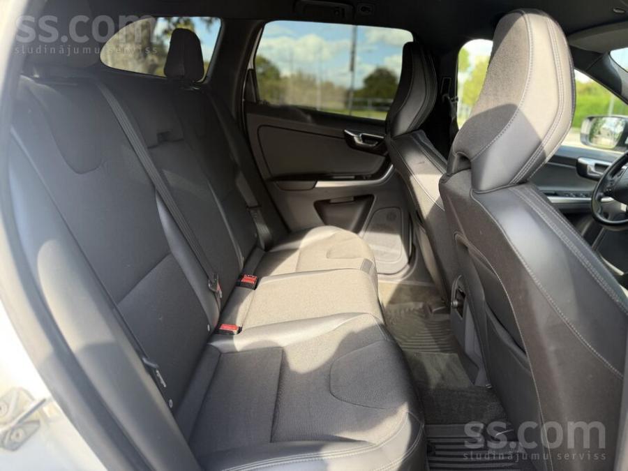 White Volvo XC60 2016 in Ogre, with an engine capacity of 2.40 L and mileage of 279 thousand km for 13150 €, photo 11 on AUTOMOTO.COM.LV