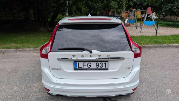 White Volvo XC60 2016 in Vilnius, with an engine capacity of 1.97 L and mileage of 136 thousand km for 10000 €, photo 4 on AUTOMOTO.COM.LV