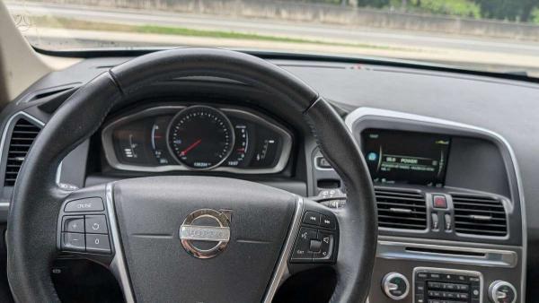 White Volvo XC60 2016 in Vilnius, with an engine capacity of 1.97 L and mileage of 136 thousand km for 10000 €, photo 8 on AUTOMOTO.COM.LV