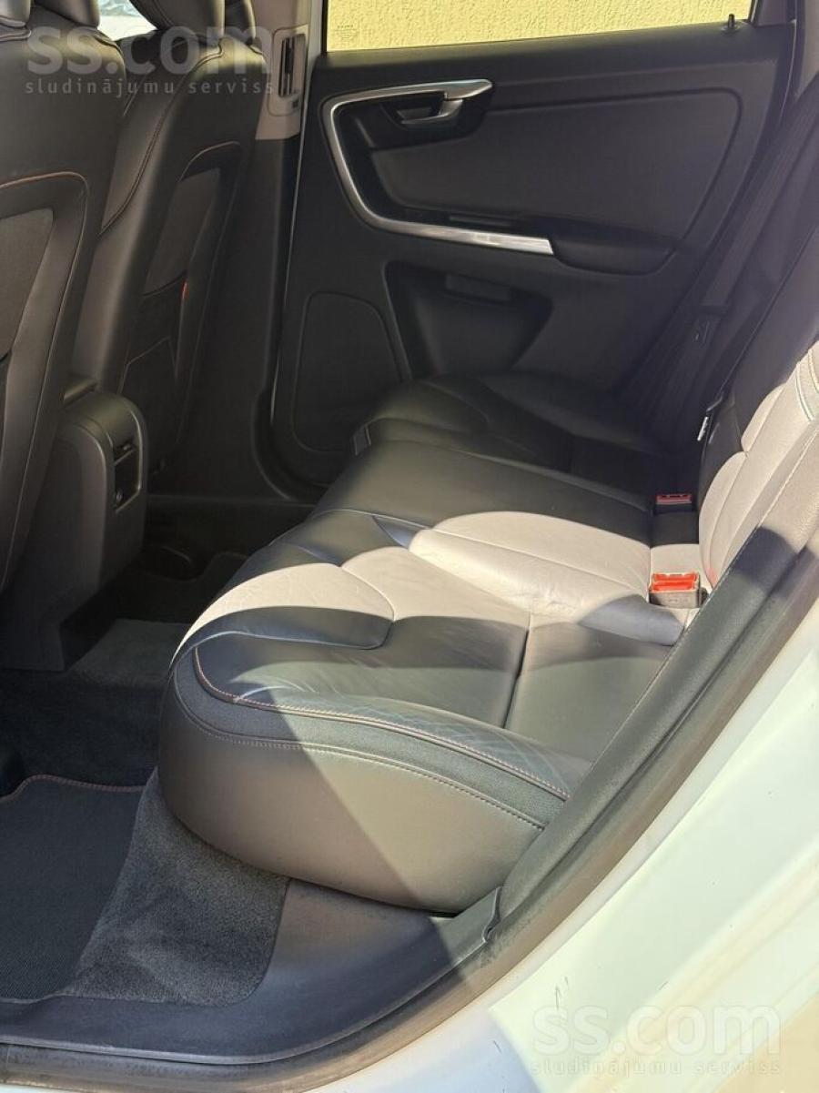 White Volvo XC60 2016 in Riga, with an engine capacity of 2.40 L and mileage of 0 thousand km for 12800 €, photo 14 on AUTOMOTO.COM.LV