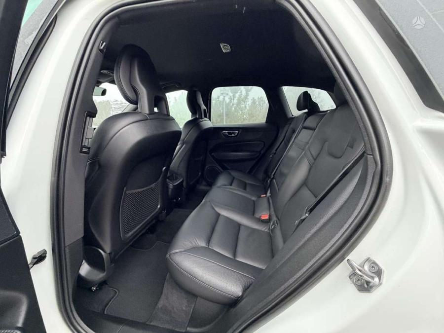 White Volvo XC60 2017 in Utena, with an engine capacity of 1.97 L and mileage of 214 thousand km for 19950 €, photo 21 on AUTOMOTO.COM.LV