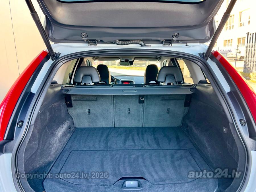 Balts Volvo XC60 2017 Tallina, ar dzinēja tilpumu 2.40 L un nobraukumu 210 tūkst. km par 16500 €, foto 24 vietnē AUTOMOTO.COM.LV
