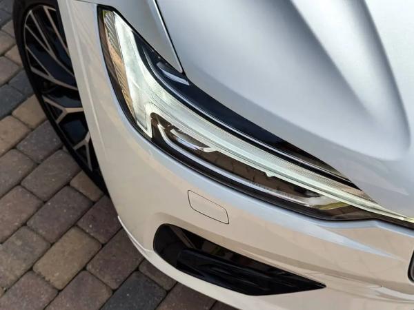 White Volvo XC60 2017 in Riga, with an engine capacity of 2.00 L and mileage of 99 thousand km for 23800 €, photo 8 on AUTOMOTO.COM.LV