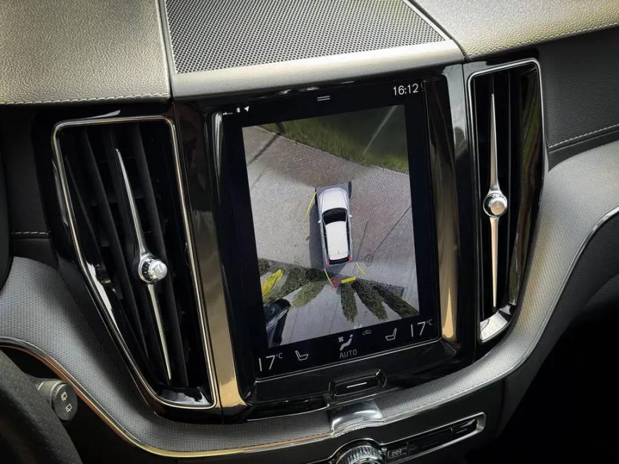 Balts Volvo XC60 2017 Rīga, ar dzinēja tilpumu 2.00 L un nobraukumu 99 tūkst. km par 23800 €, foto 16 vietnē AUTOMOTO.COM.LV