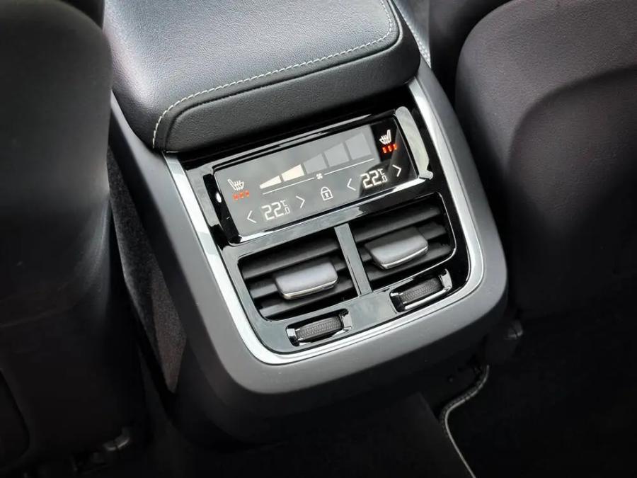 Balts Volvo XC60 2017 Rīga, ar dzinēja tilpumu 2.00 L un nobraukumu 99 tūkst. km par 23800 €, foto 24 vietnē AUTOMOTO.COM.LV