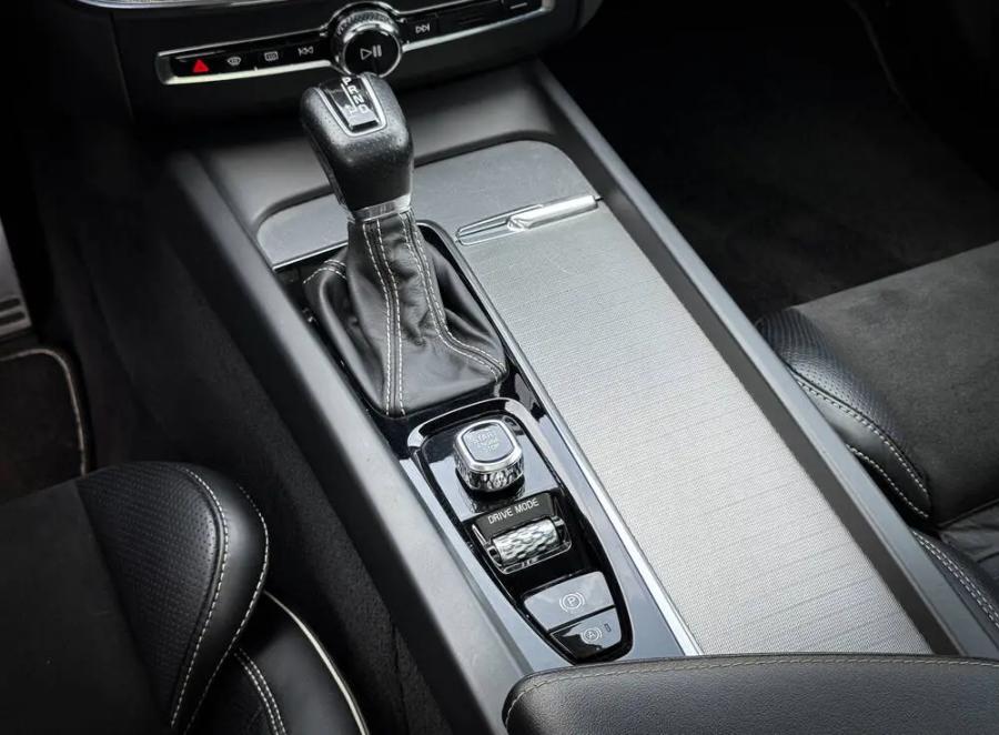 Balts Volvo XC60 2017 Rīga, ar dzinēja tilpumu 2.00 L un nobraukumu 99 tūkst. km par 23800 €, foto 34 vietnē AUTOMOTO.COM.LV