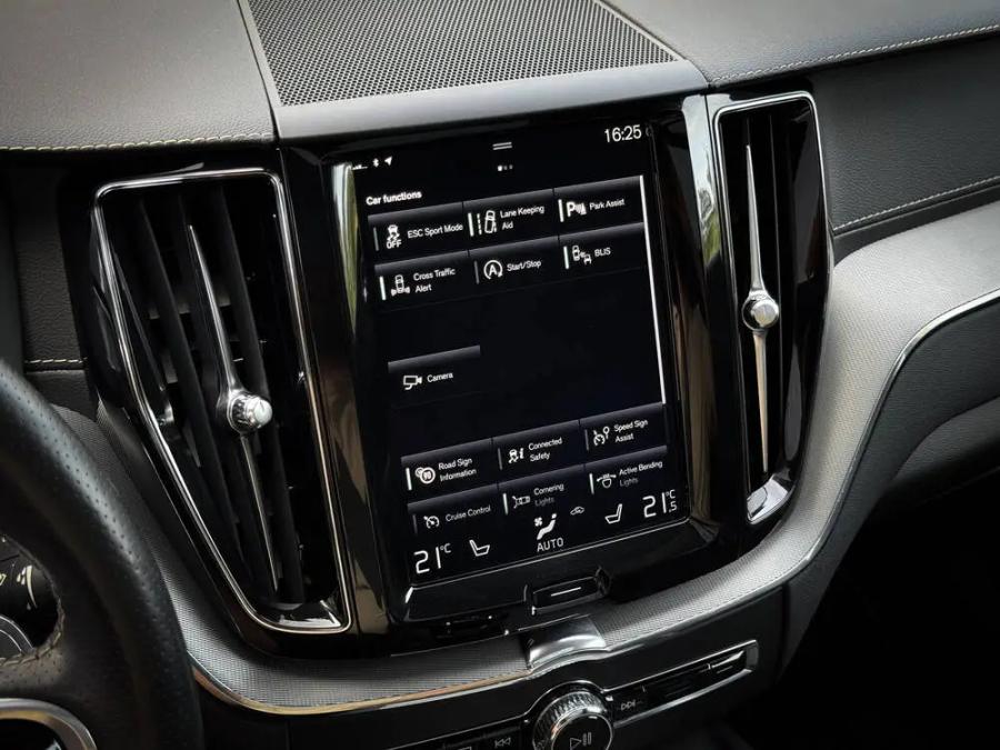 Balts Volvo XC60 2017 Rīga, ar dzinēja tilpumu 2.00 L un nobraukumu 99 tūkst. km par 23800 €, foto 38 vietnē AUTOMOTO.COM.LV