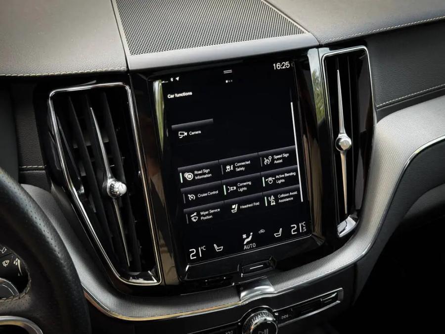 Balts Volvo XC60 2017 Rīga, ar dzinēja tilpumu 2.00 L un nobraukumu 99 tūkst. km par 23800 €, foto 39 vietnē AUTOMOTO.COM.LV