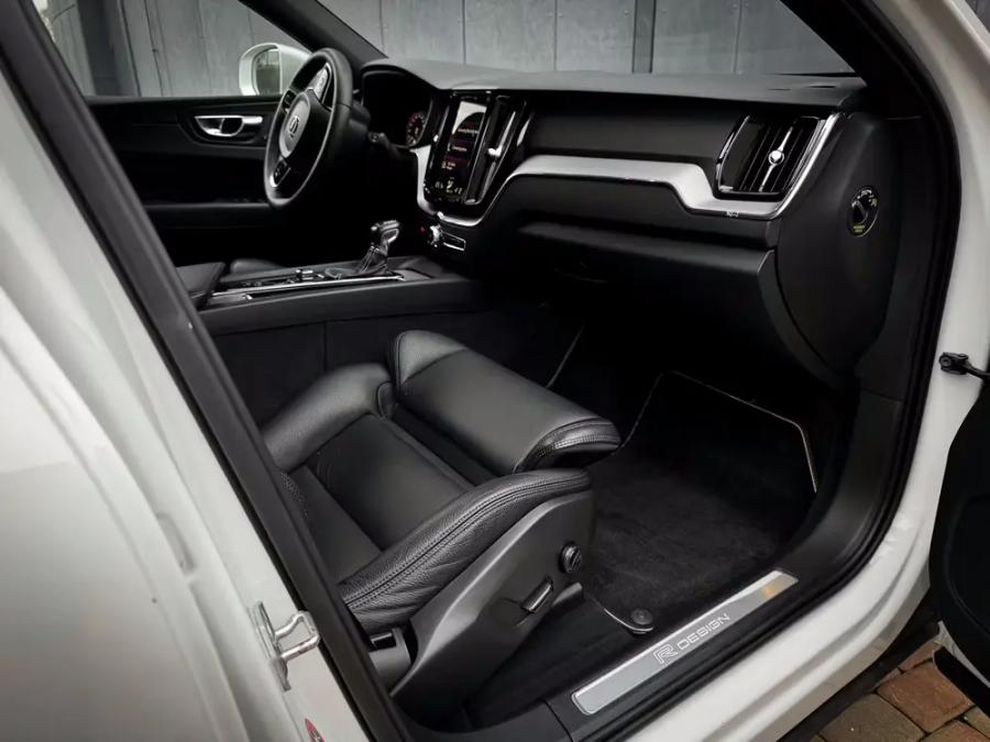 White Volvo XC60 2017 in Riga, with an engine capacity of 2.00 L and mileage of 137 thousand km for 24800 €, photo 7 on AUTOMOTO.COM.LV