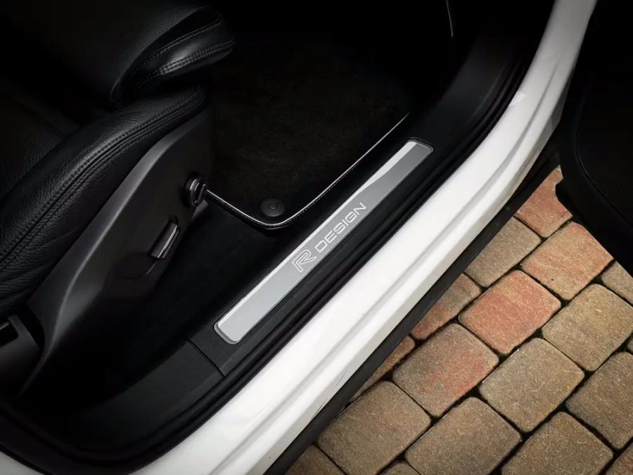 White Volvo XC60 2017 in Riga, with an engine capacity of 2.00 L and mileage of 137 thousand km for 24800 €, photo 8 on AUTOMOTO.COM.LV
