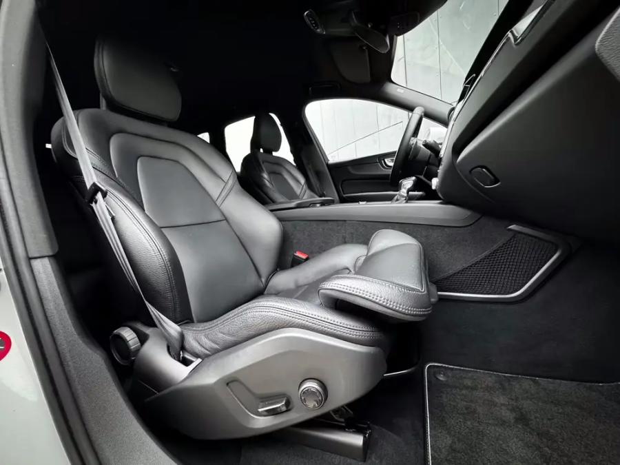 White Volvo XC60 2017 in Riga, with an engine capacity of 2.00 L and mileage of 137 thousand km for 24800 €, photo 10 on AUTOMOTO.COM.LV