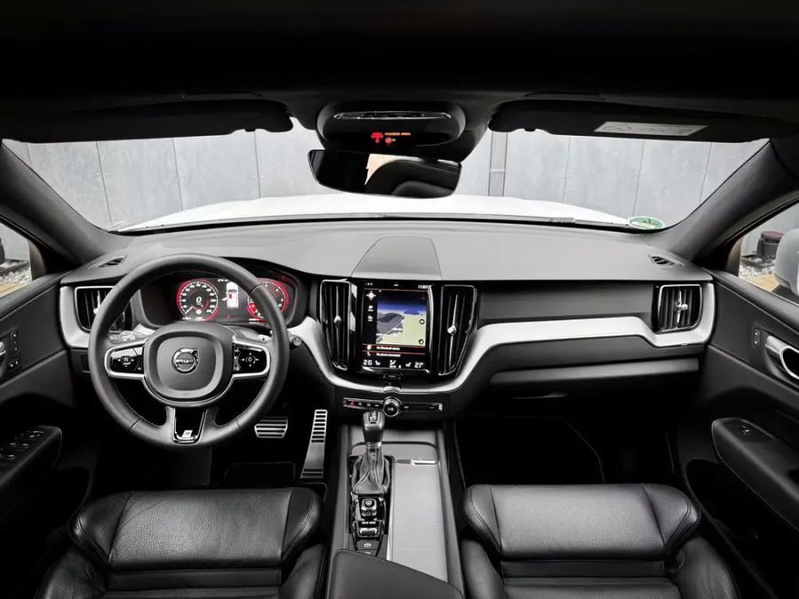 White Volvo XC60 2017 in Riga, with an engine capacity of 2.00 L and mileage of 137 thousand km for 24800 €, photo 11 on AUTOMOTO.COM.LV