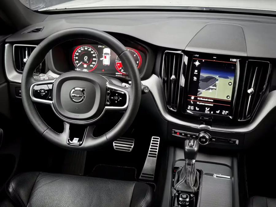White Volvo XC60 2017 in Riga, with an engine capacity of 2.00 L and mileage of 137 thousand km for 24800 €, photo 12 on AUTOMOTO.COM.LV