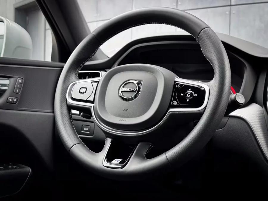 White Volvo XC60 2017 in Riga, with an engine capacity of 2.00 L and mileage of 137 thousand km for 24800 €, photo 13 on AUTOMOTO.COM.LV