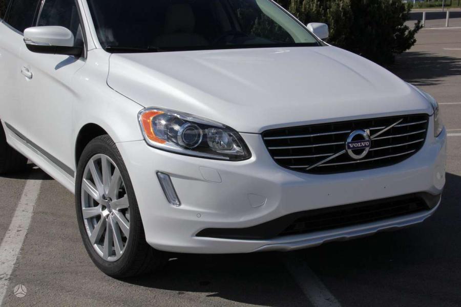 White Volvo XC60 2017 in Siauliai, with an engine capacity of 1.97 L and mileage of 238 thousand km for 13999 €, photo 3 on AUTOMOTO.COM.LV