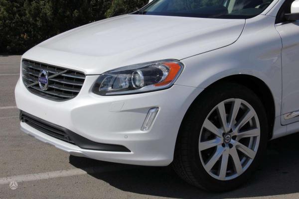 White Volvo XC60 2017 in Siauliai, with an engine capacity of 1.97 L and mileage of 238 thousand km for 13999 €, photo 4 on AUTOMOTO.COM.LV