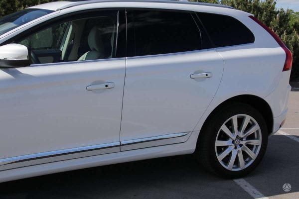 White Volvo XC60 2017 in Siauliai, with an engine capacity of 1.97 L and mileage of 238 thousand km for 13999 €, photo 5 on AUTOMOTO.COM.LV