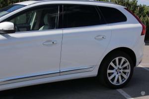 White Volvo XC60 2017 in Siauliai, with an engine capacity of 1.97 L and mileage of 238 thousand km for 13999 €, photo 6 on AUTOMOTO.COM.LV