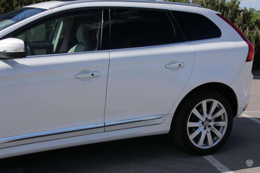 White Volvo XC60 2017 in Siauliai, with an engine capacity of 1.97 L and mileage of 238 thousand km for 13999 €, photo 6 on AUTOMOTO.COM.LV