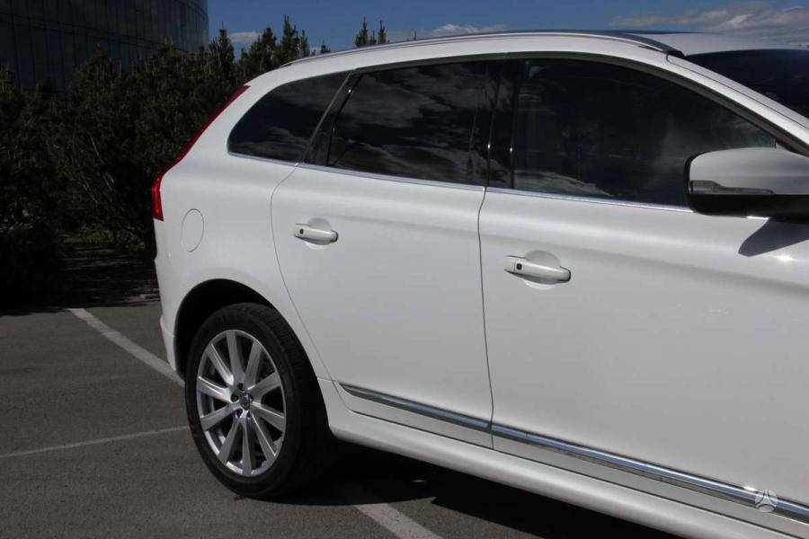 White Volvo XC60 2017 in Siauliai, with an engine capacity of 1.97 L and mileage of 238 thousand km for 13999 €, photo 7 on AUTOMOTO.COM.LV
