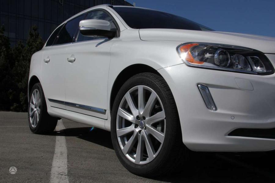 White Volvo XC60 2017 in Siauliai, with an engine capacity of 1.97 L and mileage of 238 thousand km for 13999 €, photo 8 on AUTOMOTO.COM.LV