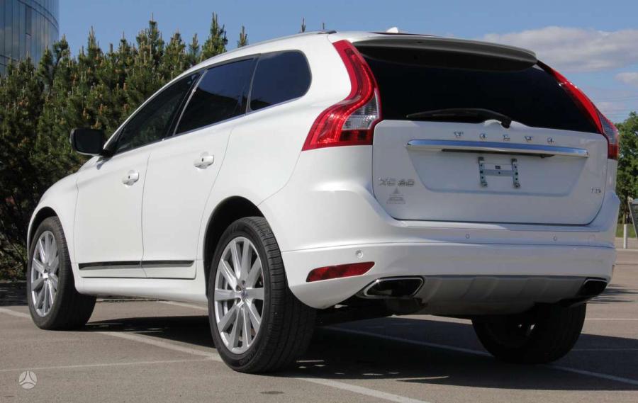 White Volvo XC60 2017 in Siauliai, with an engine capacity of 1.97 L and mileage of 238 thousand km for 13999 €, photo 12 on AUTOMOTO.COM.LV