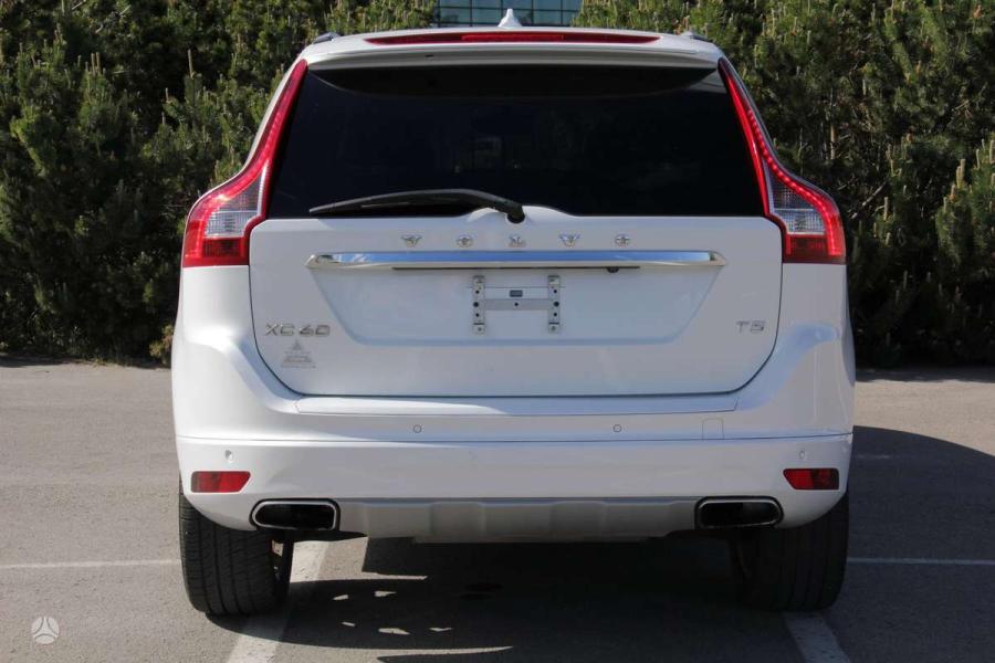 White Volvo XC60 2017 in Siauliai, with an engine capacity of 1.97 L and mileage of 238 thousand km for 13999 €, photo 13 on AUTOMOTO.COM.LV