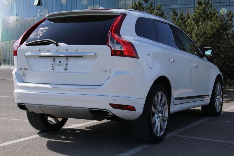 White Volvo XC60 2017 in Siauliai, with an engine capacity of 1.97 L and mileage of 238 thousand km for 13999 €, photo 14 on AUTOMOTO.COM.LV
