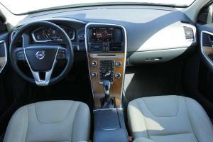 White Volvo XC60 2017 in Siauliai, with an engine capacity of 1.97 L and mileage of 238 thousand km for 13999 €, photo 19 on AUTOMOTO.COM.LV