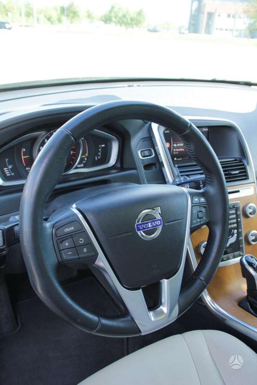 White Volvo XC60 2017 in Siauliai, with an engine capacity of 1.97 L and mileage of 238 thousand km for 13999 €, photo 21 on AUTOMOTO.COM.LV