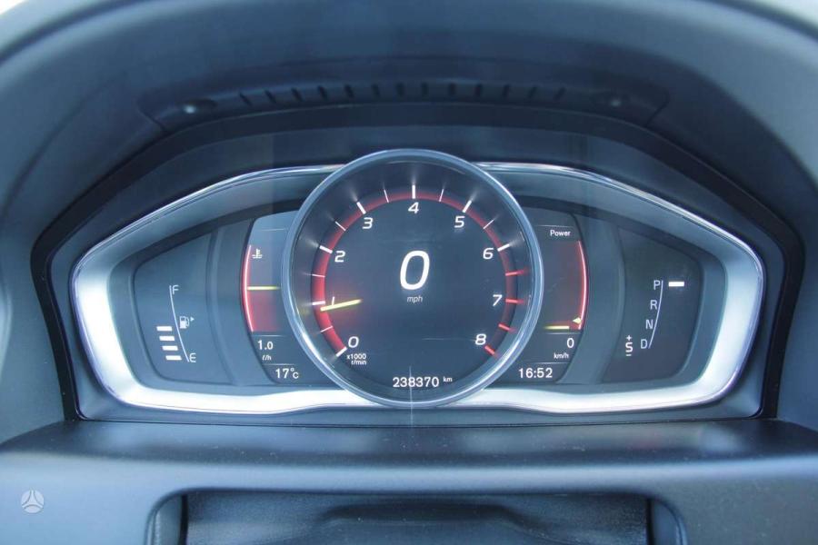 White Volvo XC60 2017 in Siauliai, with an engine capacity of 1.97 L and mileage of 238 thousand km for 13999 €, photo 22 on AUTOMOTO.COM.LV