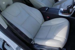 White Volvo XC60 2017 in Siauliai, with an engine capacity of 1.97 L and mileage of 238 thousand km for 13999 €, photo 26 on AUTOMOTO.COM.LV