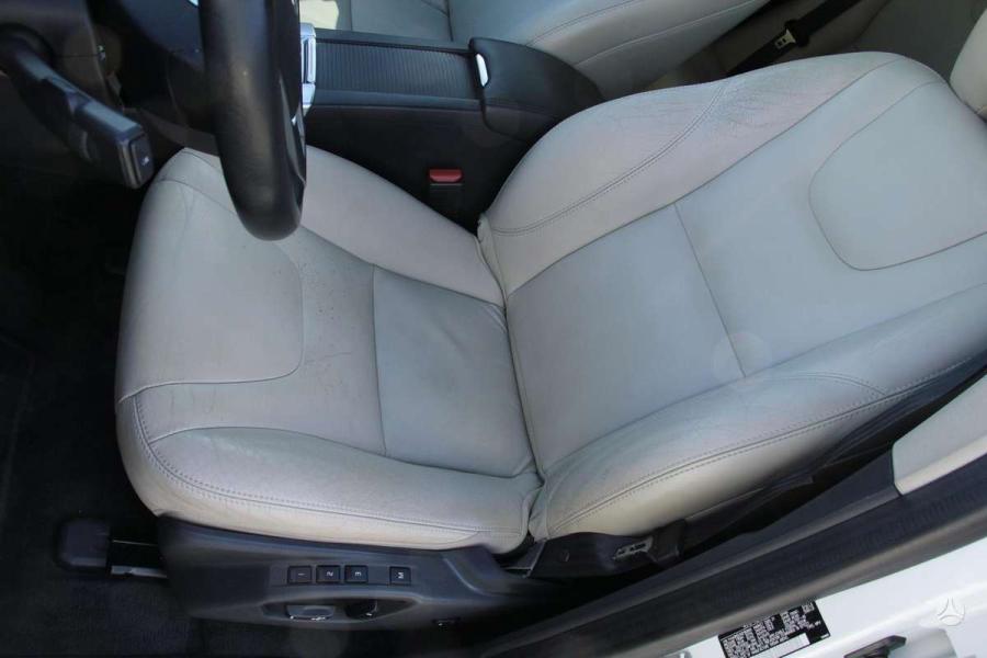White Volvo XC60 2017 in Siauliai, with an engine capacity of 1.97 L and mileage of 238 thousand km for 13999 €, photo 27 on AUTOMOTO.COM.LV