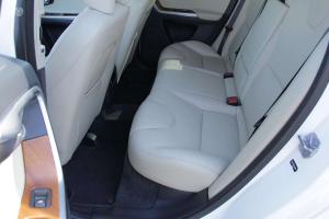 White Volvo XC60 2017 in Siauliai, with an engine capacity of 1.97 L and mileage of 238 thousand km for 13999 €, photo 28 on AUTOMOTO.COM.LV
