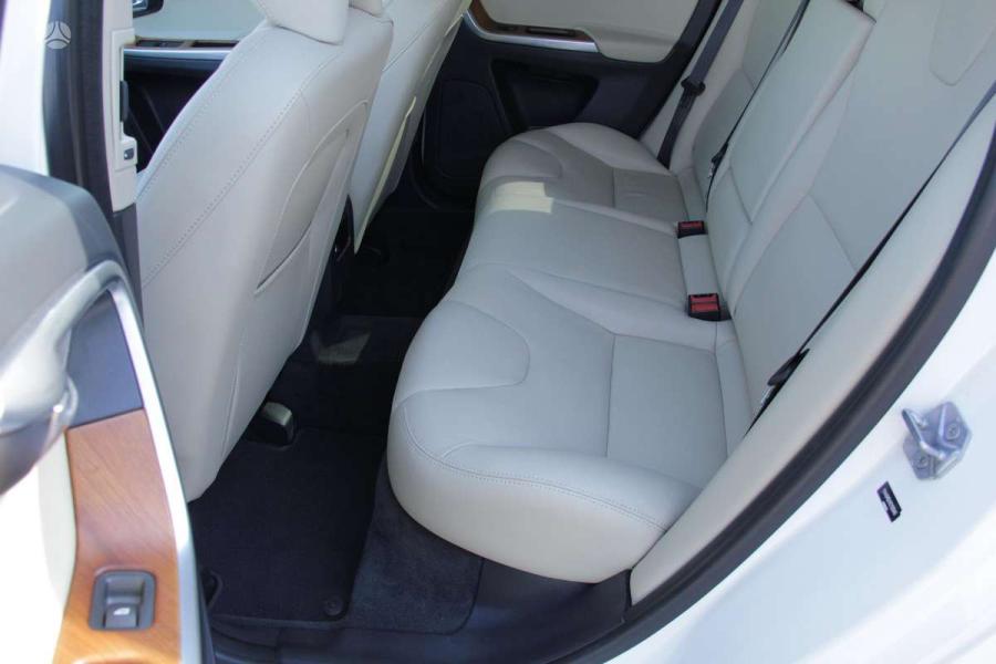 White Volvo XC60 2017 in Siauliai, with an engine capacity of 1.97 L and mileage of 238 thousand km for 13999 €, photo 28 on AUTOMOTO.COM.LV