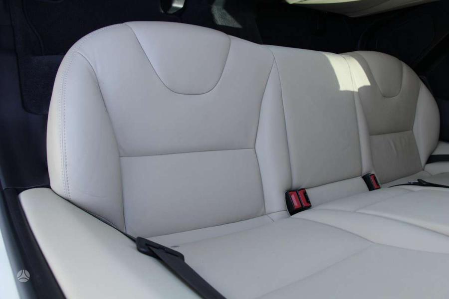 White Volvo XC60 2017 in Siauliai, with an engine capacity of 1.97 L and mileage of 238 thousand km for 13999 €, photo 29 on AUTOMOTO.COM.LV