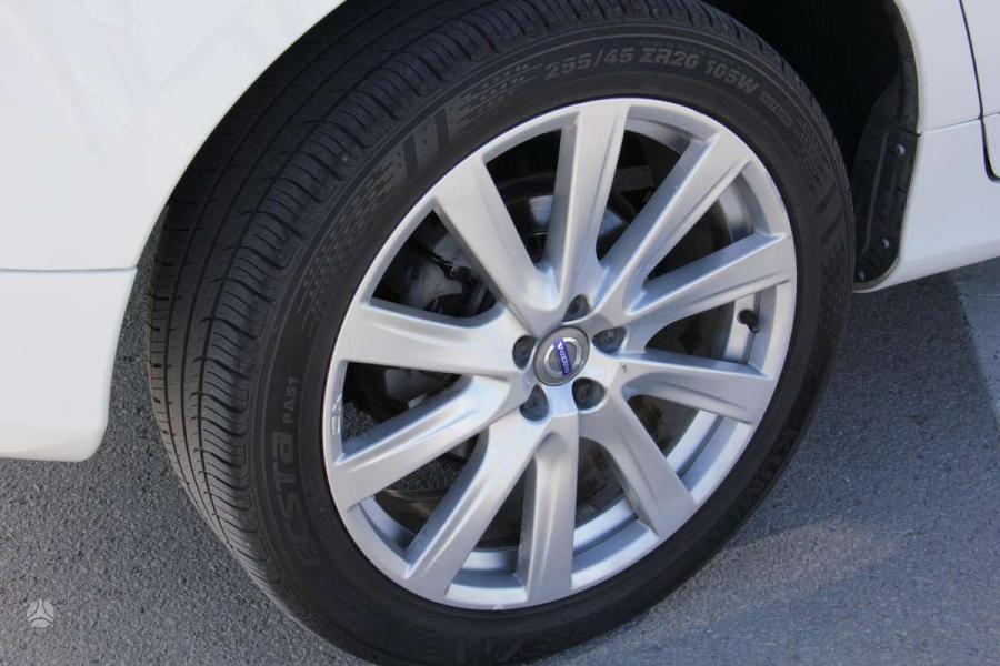 White Volvo XC60 2017 in Siauliai, with an engine capacity of 1.97 L and mileage of 238 thousand km for 13999 €, photo 33 on AUTOMOTO.COM.LV