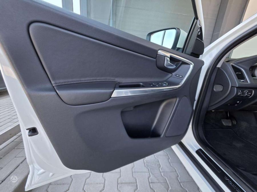 Balts Volvo XC60 2017 Viļņa, ar dzinēja tilpumu 2.40 L un nobraukumu 245 tūkst. km par 15700 €, foto 24 vietnē AUTOMOTO.COM.LV