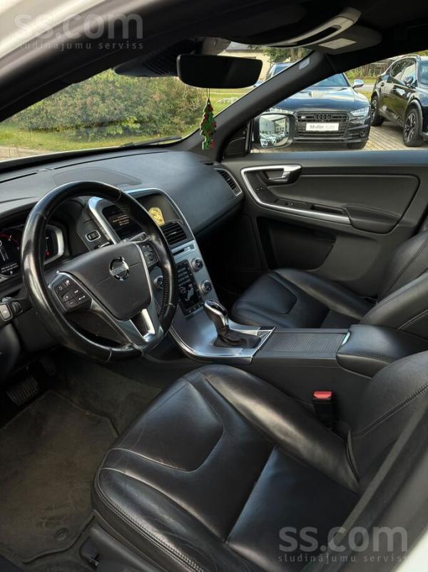 White Volvo XC60 2017 in Ventspils, with an engine capacity of 2.00 L and mileage of 291 thousand km for 7900 €, photo 7 on AUTOMOTO.COM.LV