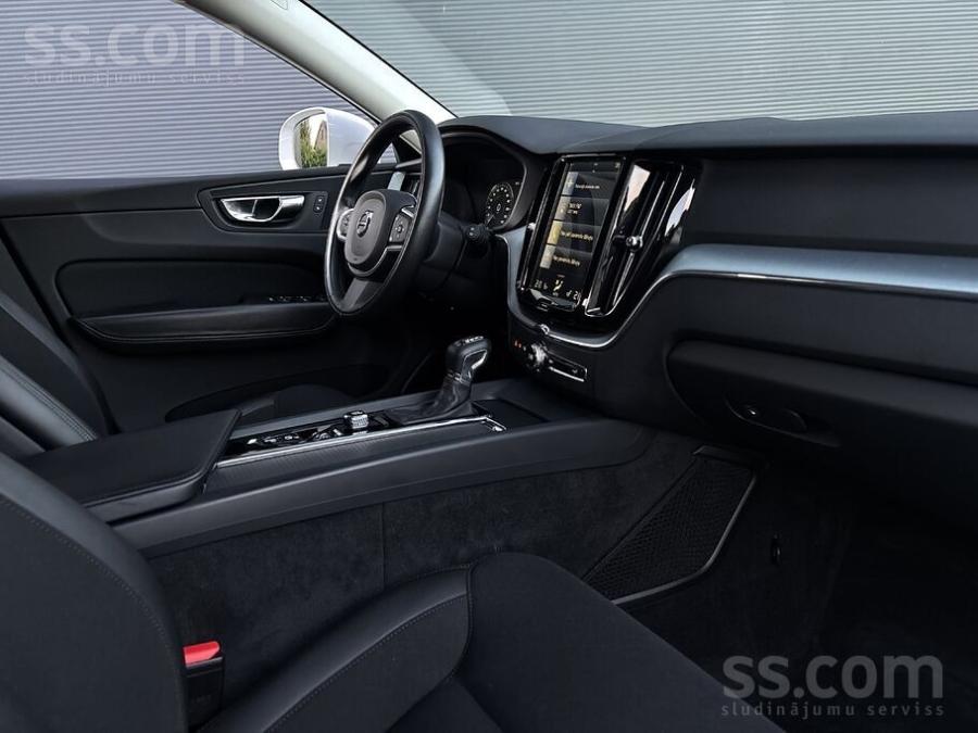 White Volvo XC60 2017 in Riga, with an engine capacity of 2.00 L and mileage of 271 thousand km for 17400 €, photo 9 on AUTOMOTO.COM.LV