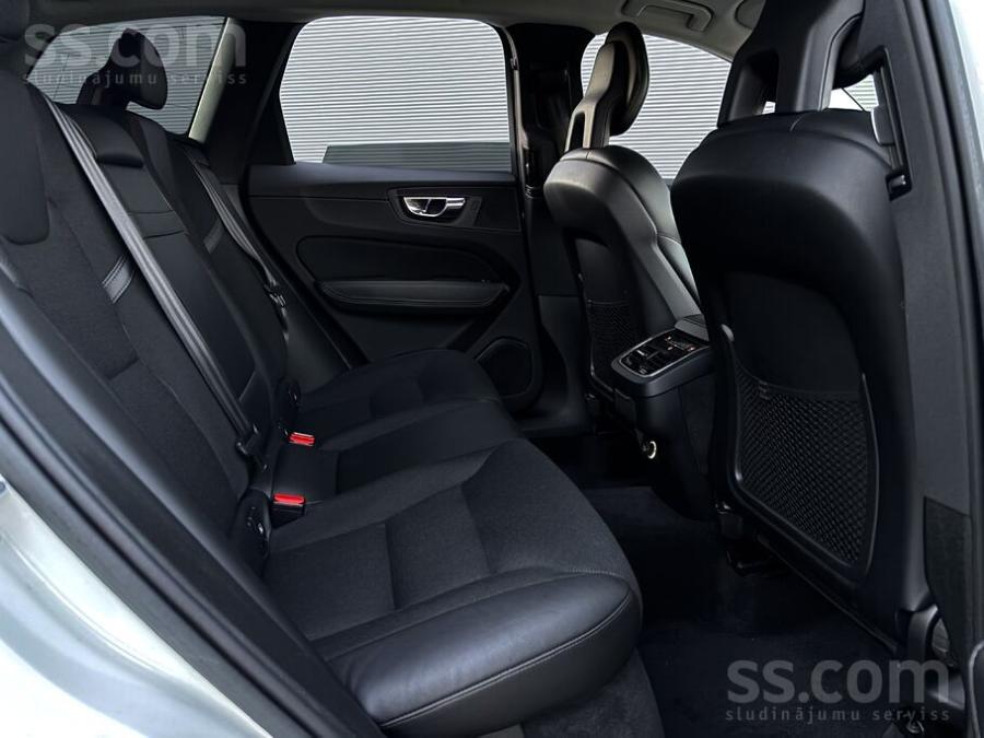White Volvo XC60 2017 in Riga, with an engine capacity of 2.00 L and mileage of 271 thousand km for 17400 €, photo 10 on AUTOMOTO.COM.LV
