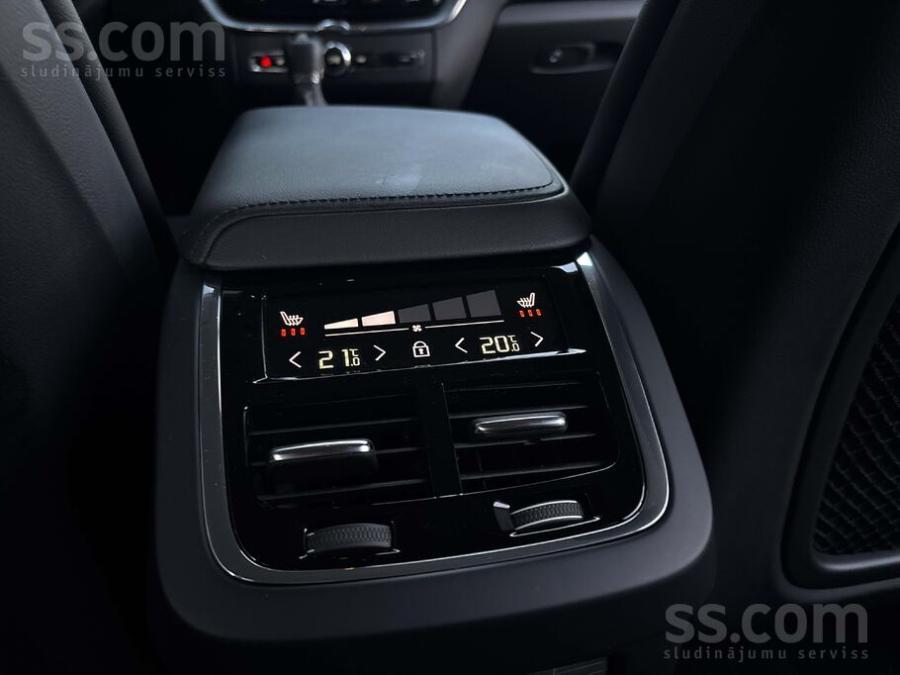 White Volvo XC60 2017 in Riga, with an engine capacity of 2.00 L and mileage of 271 thousand km for 17400 €, photo 11 on AUTOMOTO.COM.LV