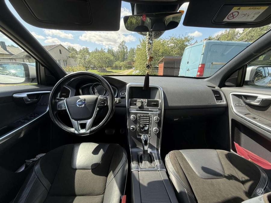 White Volvo XC60 2017 in Panevezys, with an engine capacity of 1.97 L and mileage of 285 thousand km for 13500 €, photo 4 on AUTOMOTO.COM.LV