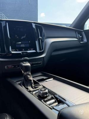 White Volvo XC60 2017 in Kaunas, with an engine capacity of 1.97 L and mileage of 260 thousand km for 17900 €, photo 27 on AUTOMOTO.COM.LV