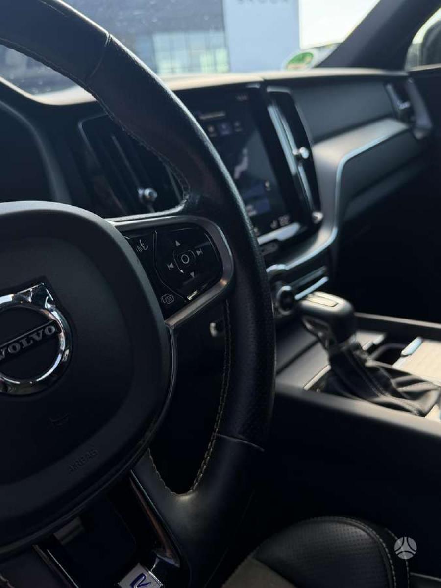 White Volvo XC60 2017 in Kaunas, with an engine capacity of 1.97 L and mileage of 260 thousand km for 17900 €, photo 29 on AUTOMOTO.COM.LV