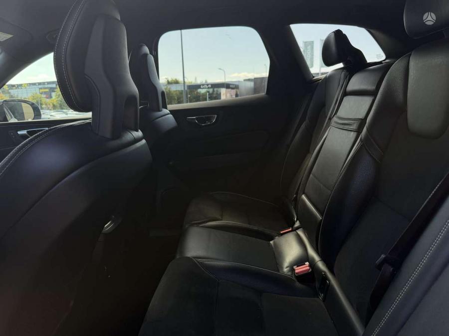 White Volvo XC60 2017 in Kaunas, with an engine capacity of 1.97 L and mileage of 260 thousand km for 17900 €, photo 32 on AUTOMOTO.COM.LV