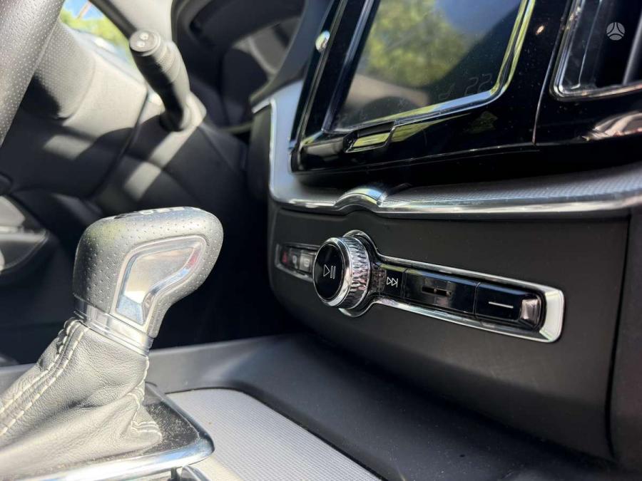 White Volvo XC60 2017 in Kaunas, with an engine capacity of 1.97 L and mileage of 260 thousand km for 17900 €, photo 39 on AUTOMOTO.COM.LV