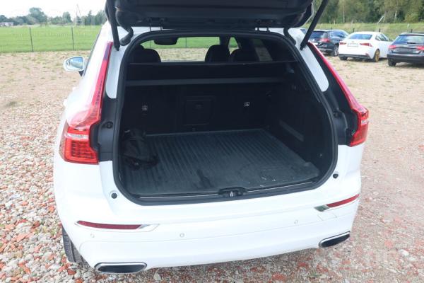 White Volvo XC60 2017 in Kuldiga, with an engine capacity of 2.00 L and mileage of 387 thousand km for 17500 €, photo 9 on AUTOMOTO.COM.LV