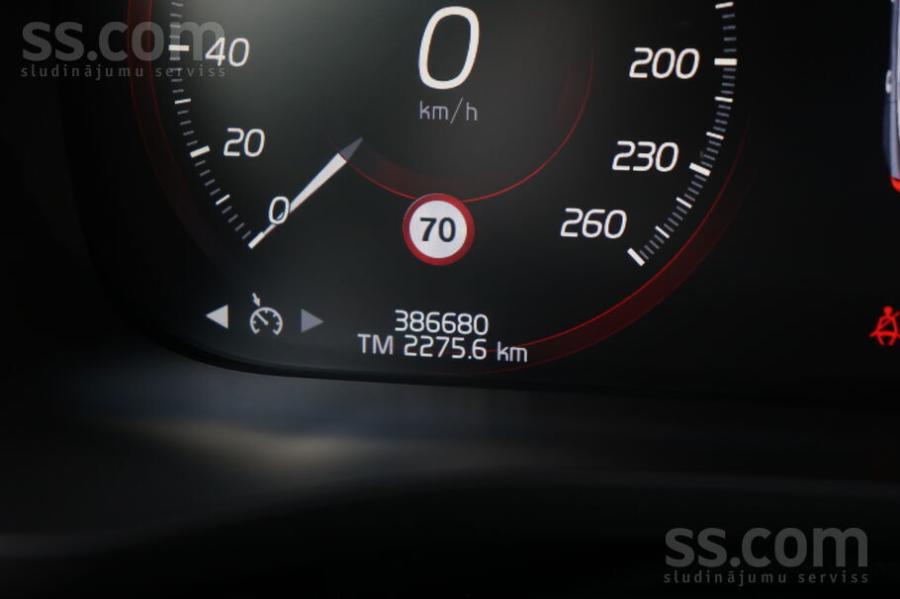 White Volvo XC60 2017 in Kuldiga, with an engine capacity of 2.00 L and mileage of 387 thousand km for 17500 €, photo 12 on AUTOMOTO.COM.LV